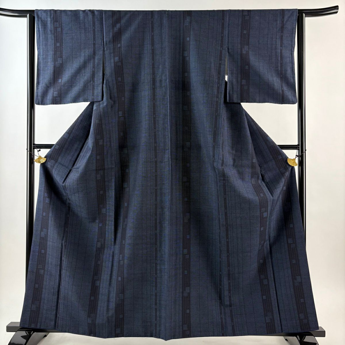 美品】 紬 身丈161cm 裄丈62cm S 袷 縦縞 幾何学模様 紺色 正絹 秀品