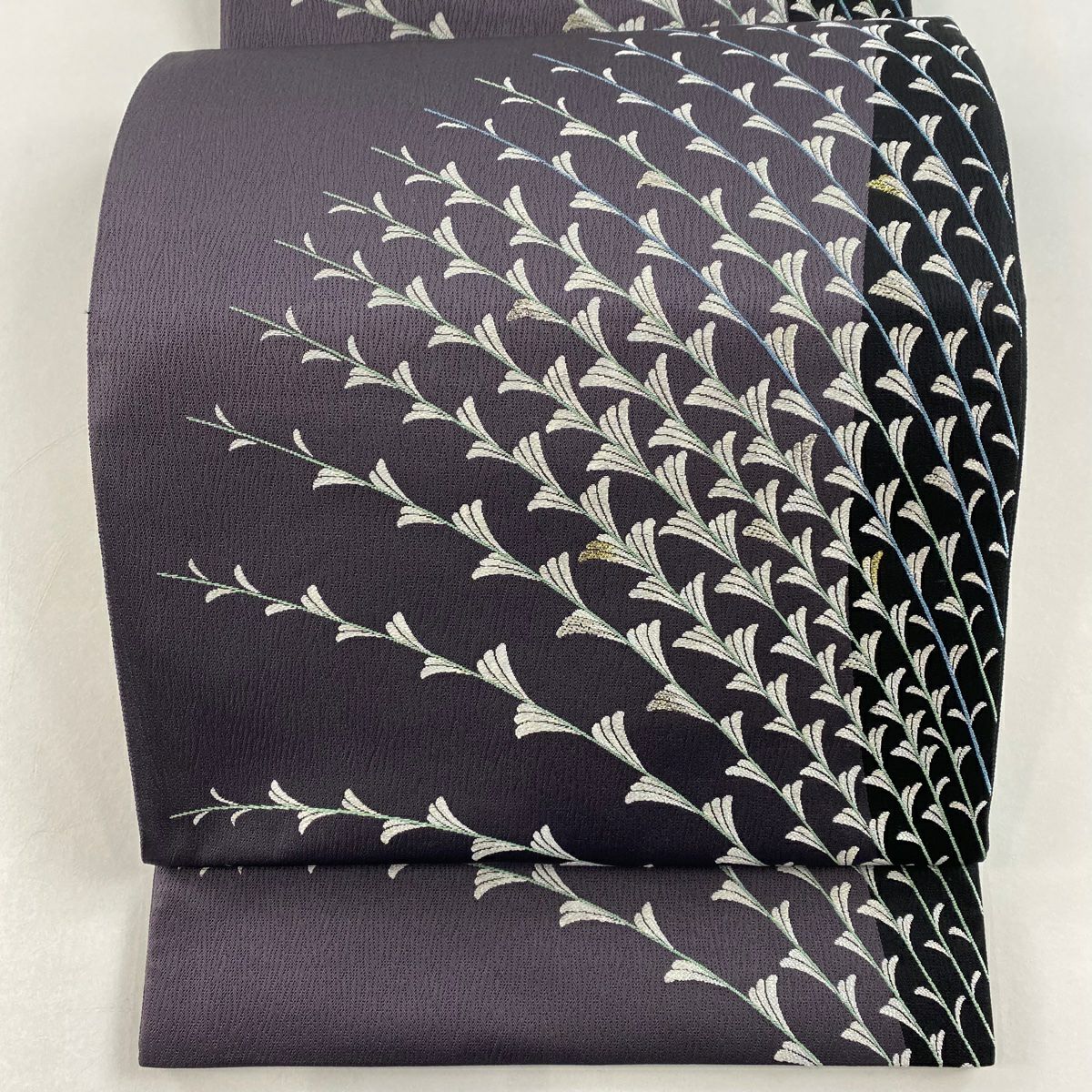名古屋帯 美品 名品 落款あり 七宝華文 蝶 伊勢型染 濃紺 正絹 名古屋帯 美品 名品 落款あり 七宝華文 蝶 伊勢型染 濃紺 正絹