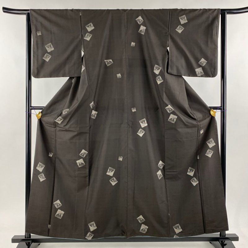 紬 身丈157cm 裄丈63.5cm S 袷 椿 焦茶色 正絹 名品|中古・古着 紬 身丈157cm 裄丈63.5cm S 袷 椿 焦茶色 正絹 名品|中古・古着